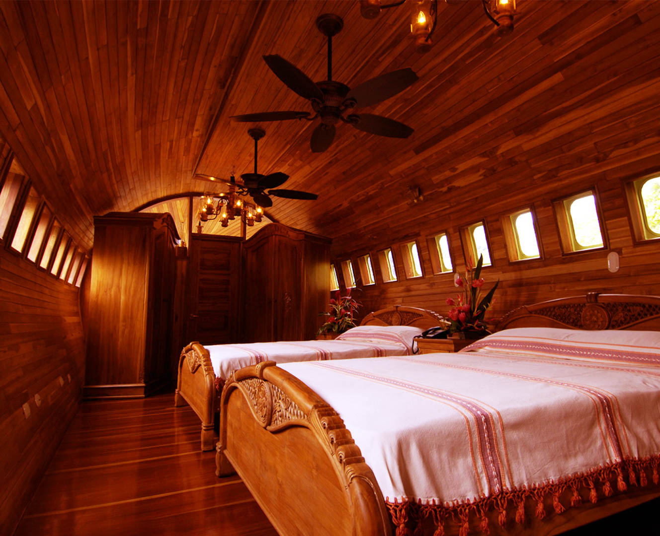This Boeing 727 Hanging in the Costa Rica Jungle Is a Wild Luxury Treehouse