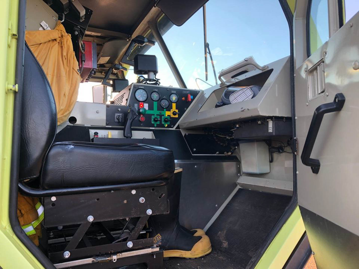 Supermassive 8x8 Articulating Off-Road Fire Truck Is a Surprising ...