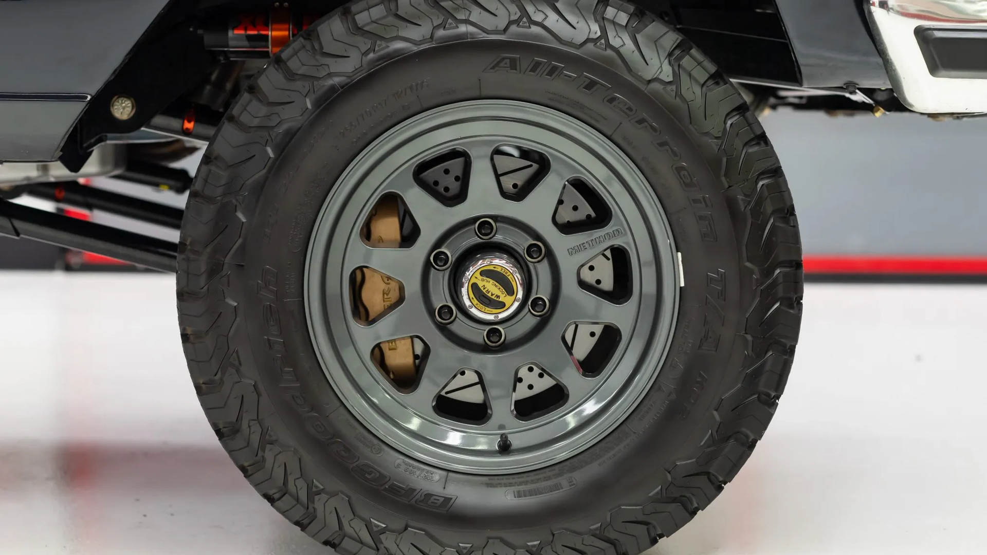 This Restomod Jeep Grand Wagoneer Is Simultaneously Classy and Rowdy