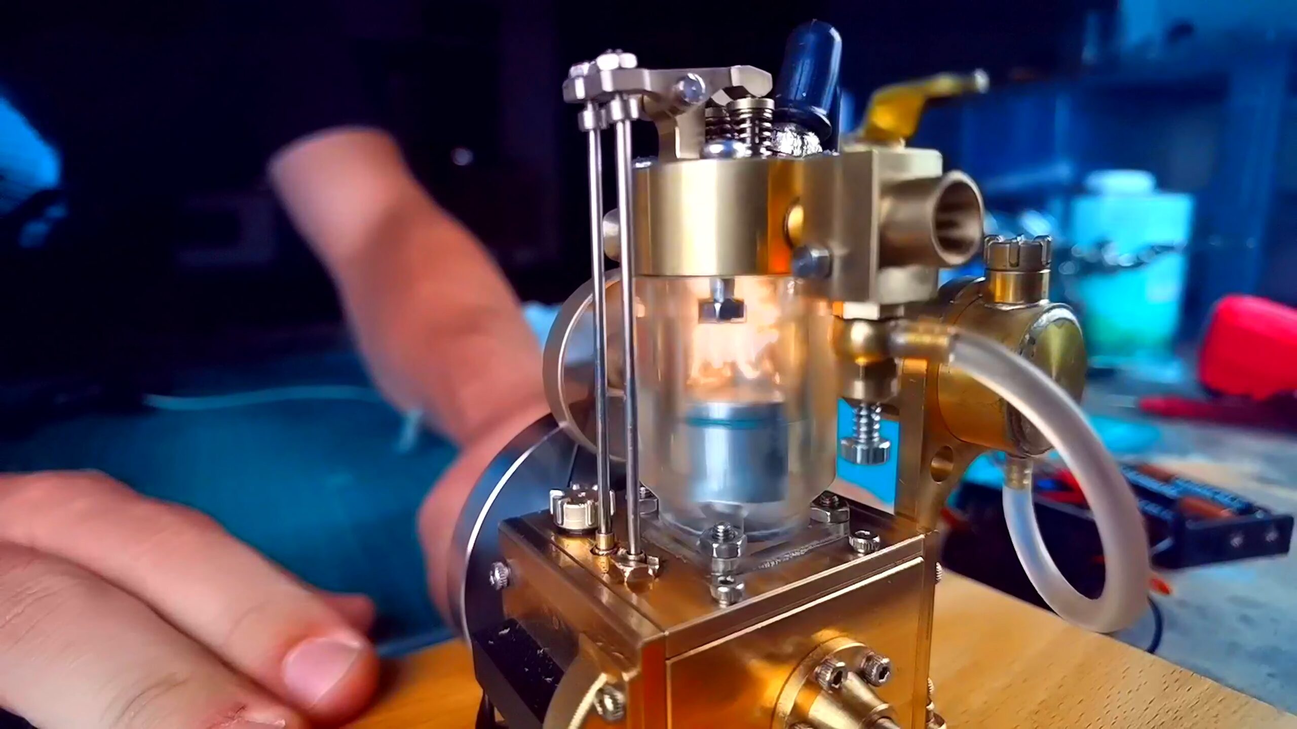 Transparent Engine Cylinder Lets You Watch Combustion As It Happens