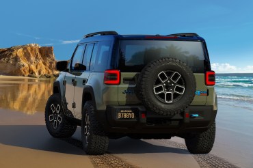 The Jeep Recon is a Rubicon-Ready Off-Road Electric SUV Coming in 2024