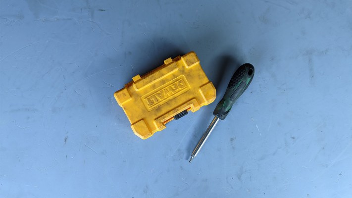 These Are the Tools You Need to Keep In Your Car