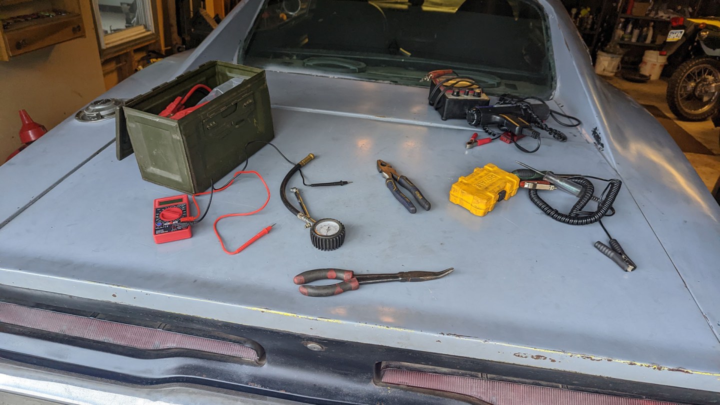 These Are the Tools You Need to Keep In Your Car