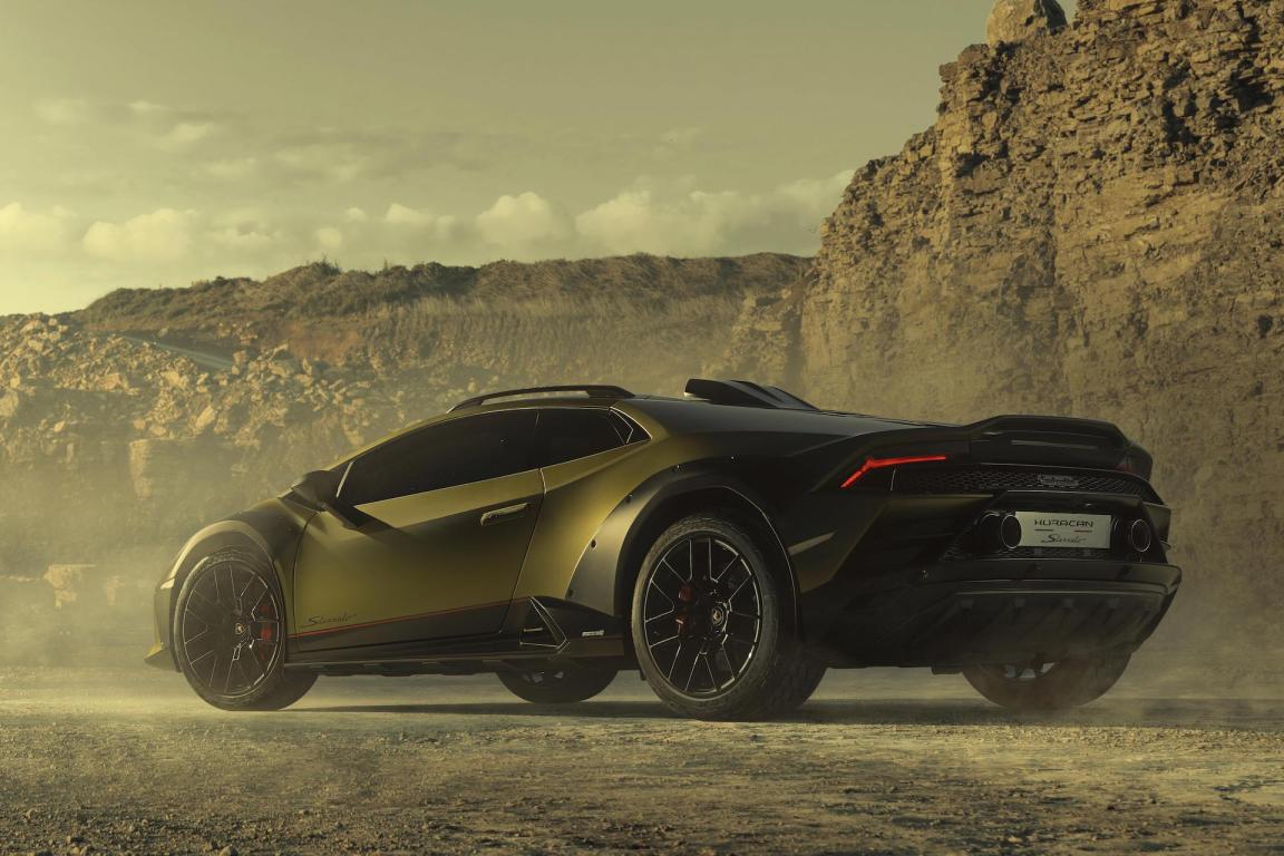 Off-Road Lamborghini Huracan Sterrato and Porsche 911 Dakar, Compared
