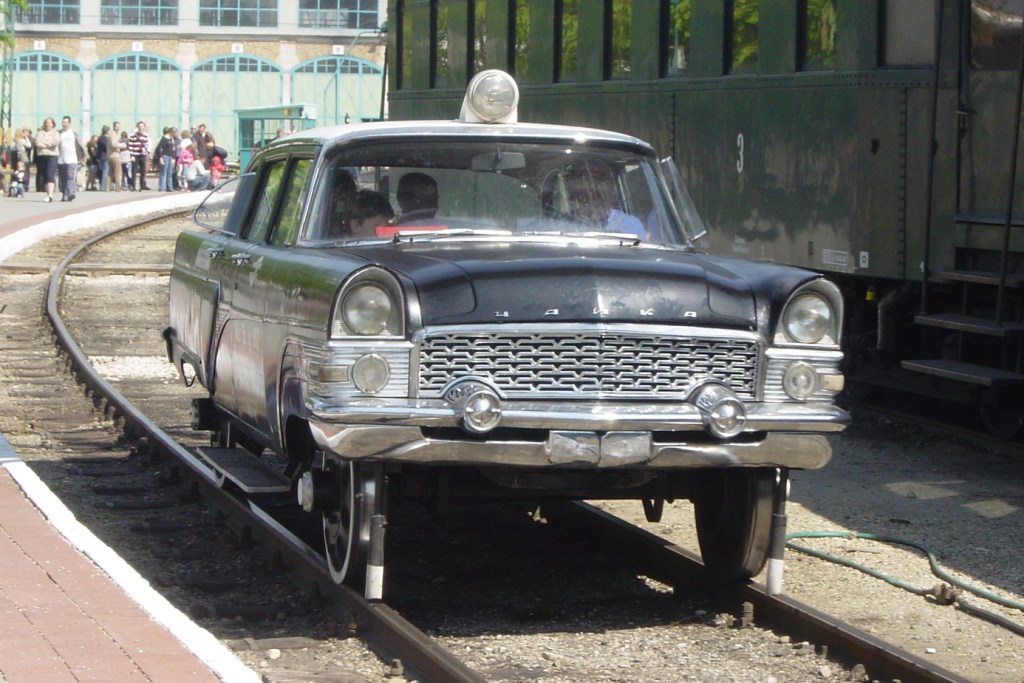 Why the Soviets Built a Knockoff Packard Limo With Train Wheels