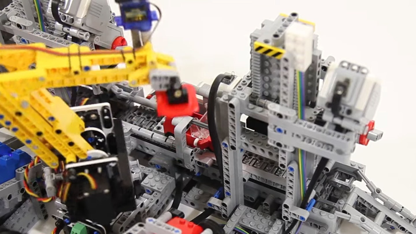 This Automated Lego Car Assembly Line Builds Tiny Toy Cars Like a Full ...