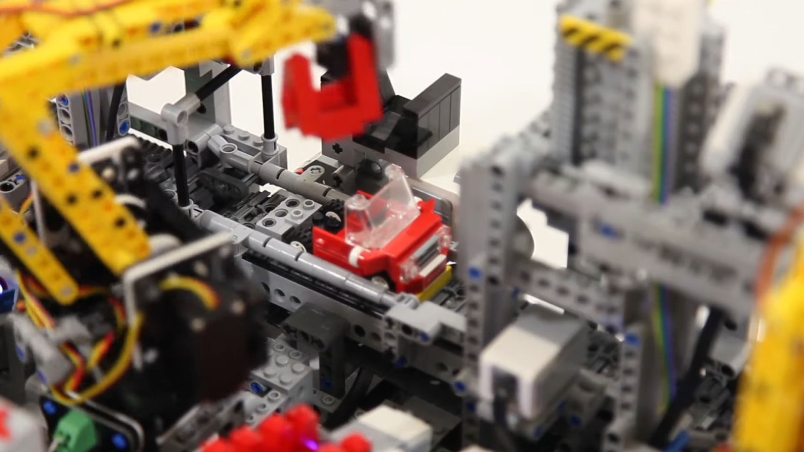 This Automated Lego Car Assembly Line Builds Tiny Toy Cars Like a Full ...