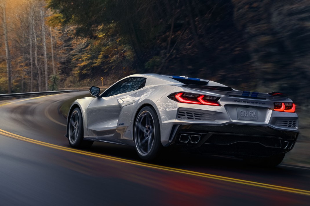 2024 Chevy Corvette E-Ray Hybrid Is the Quickest Corvette Ever, With ...