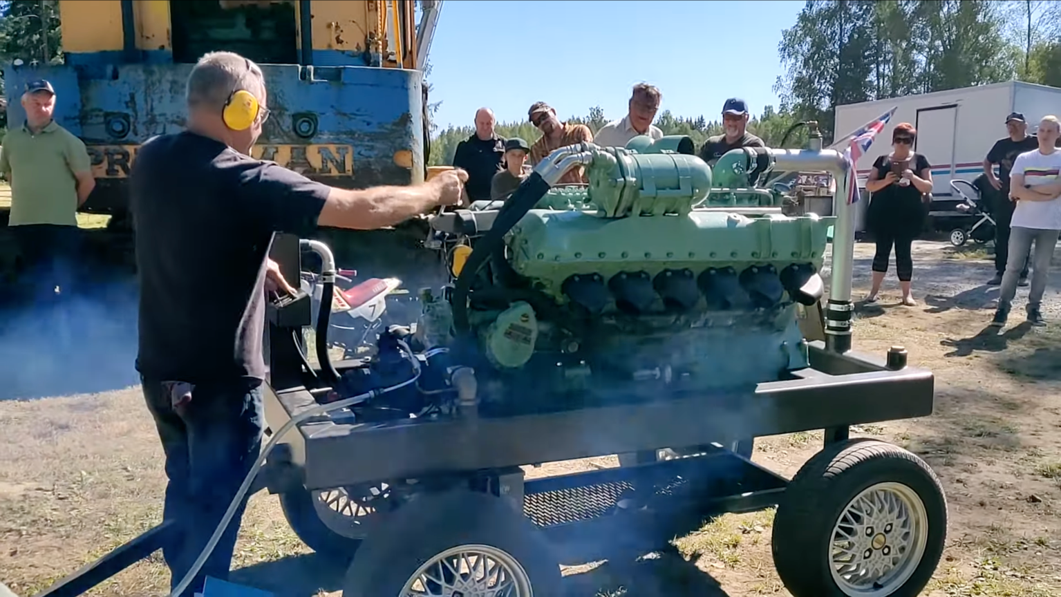 Listen to this Rolls-Royce Meteor V12 Tank Engine's Thunder