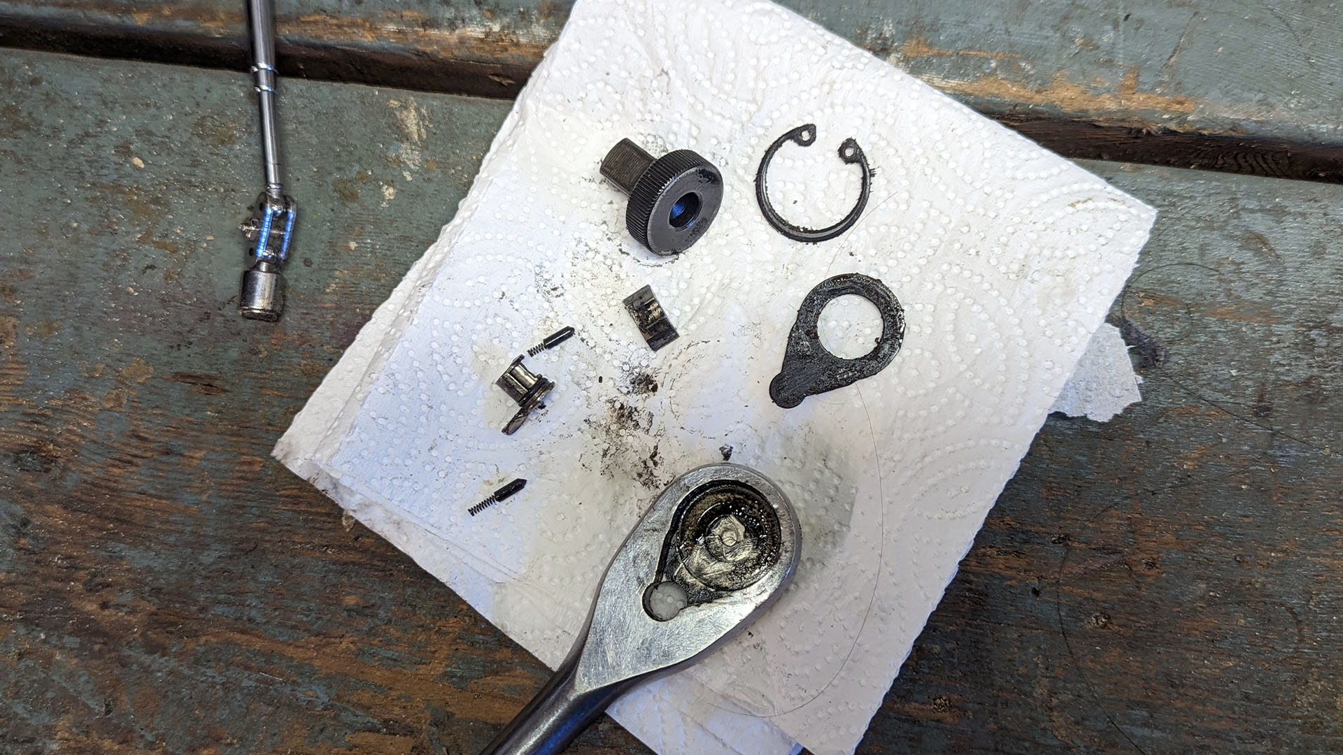 Here's How to Clean a Ratchet