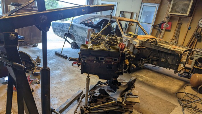 Here's How to Use an Engine Hoist