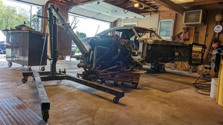 Here's How to Use an Engine Hoist