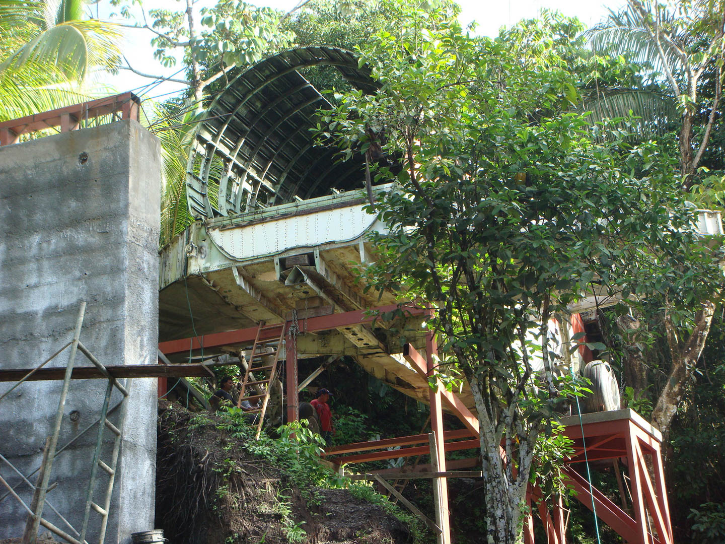 This Boeing 727 Hanging in the Costa Rica Jungle Is a Wild Luxury Treehouse