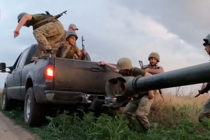 Wild Video Shows Ford Super Duty Pickup Towing an M777 Howitzer in Ukraine