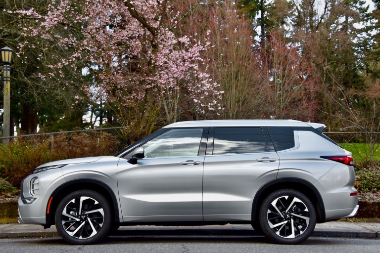 2023 Mitsubishi Outlander Review: A Flexible but Focused SUV With ...