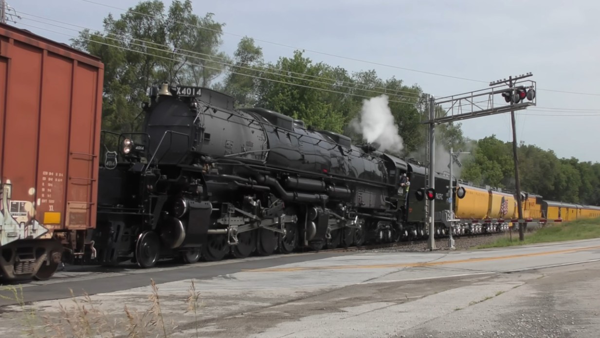 Watch the Retired 'Big Boy' Steam Train Rescue a Stalled Freight Train ...