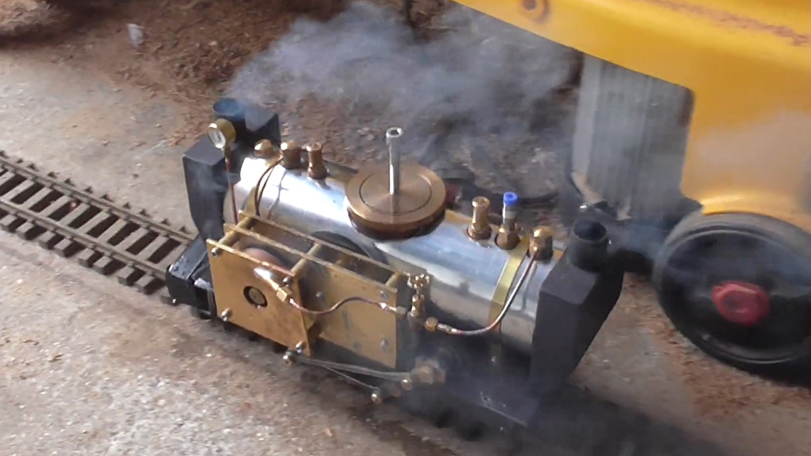 This Tiny Coal-Fired Steam Turbine Locomotive Actually Works