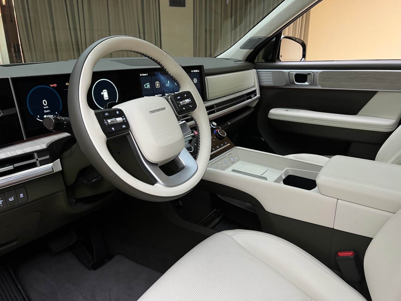 2024 Hyundai Santa Fe Brings Back the Column Shifter For a Good Reason