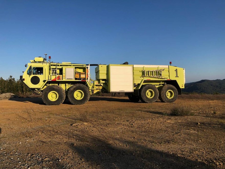 Supermassive 8x8 Articulating Off-Road Fire Truck Is a Surprising ...