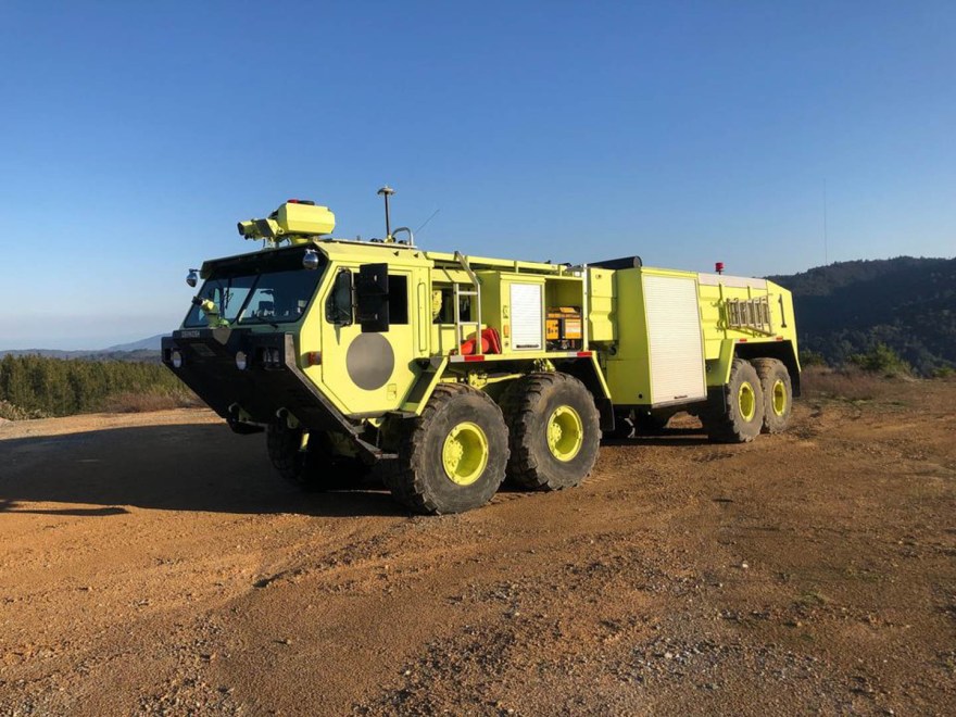Supermassive 8x8 Articulating Off-Road Fire Truck Is a Surprising ...