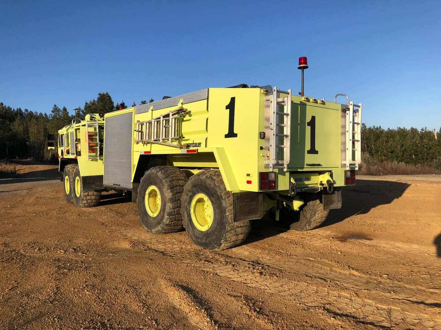 Supermassive 8x8 Articulating Off-Road Fire Truck Is a Surprising ...