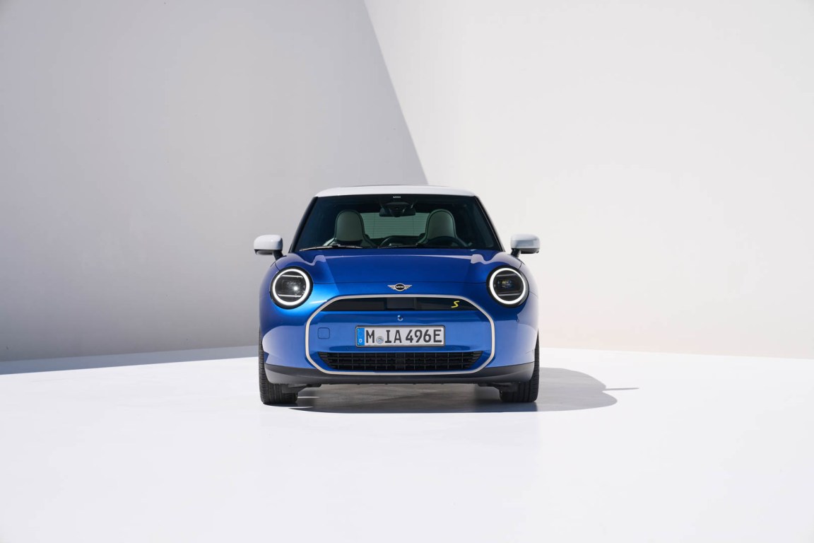 2025 Mini Cooper EV Debuts With 250-Mile Range, Go-Kart Mode, Circular ...