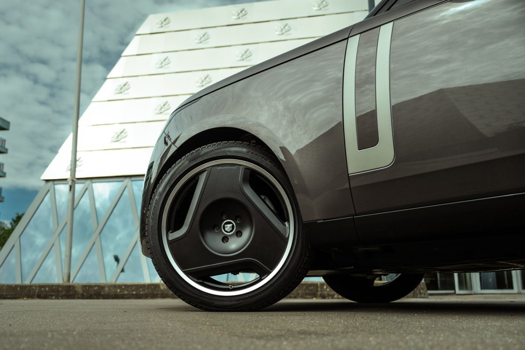 New Range Rover on Tri-Spoke Wheels: Yay or Nay?