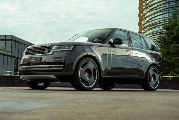 New Range Rover on Tri-Spoke Wheels: Yay or Nay?