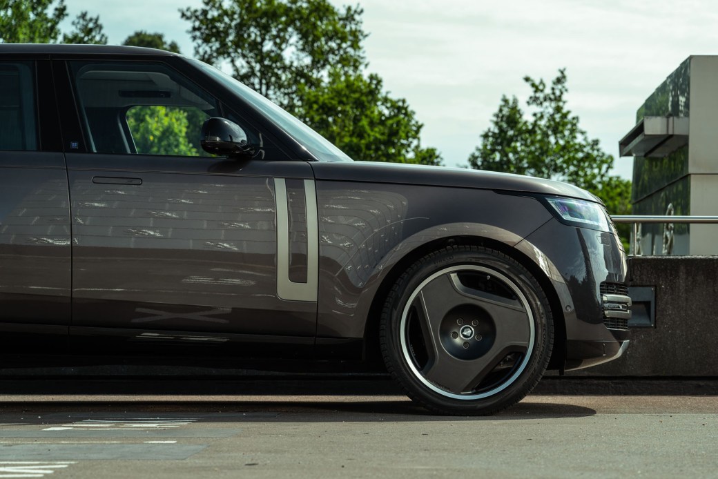 New Range Rover on Tri-Spoke Wheels: Yay or Nay?