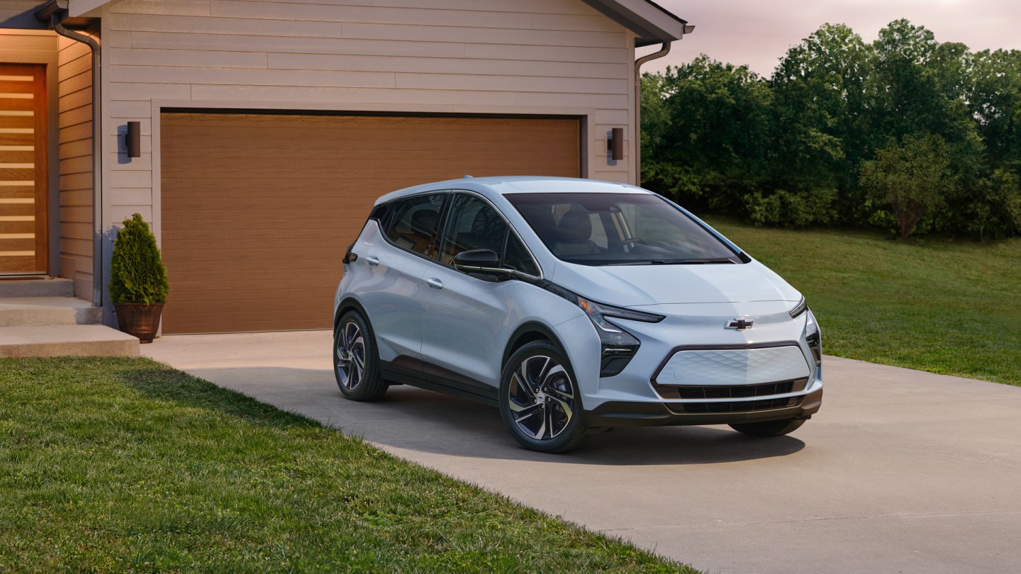 GM Offers Chevy Bolt Owners $1,400 Gift Card After Going Back on ...