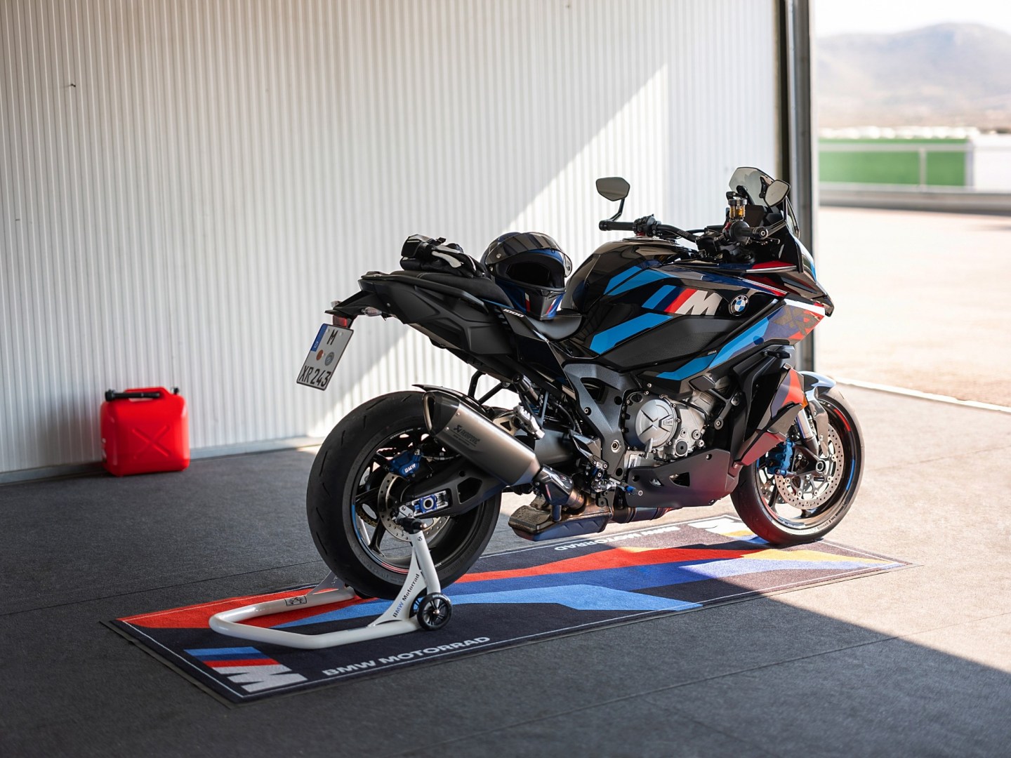 The New BMW M 1000 XR Is a Long-Range Sport Bike That Actually Looks ...