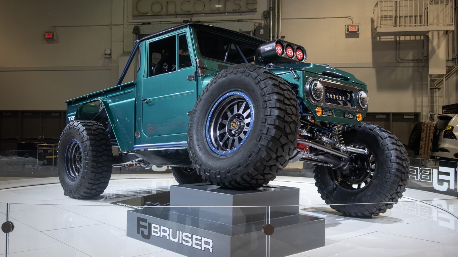 Watch This Old Toyota Land Cruiser Turn Into a Bruiser With a Secret ...