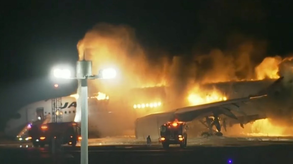 5 Killed in Tokyo Airport Plane Crash, Evacuation Saves All Civilian ...