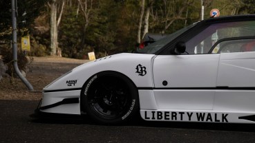 This Liberty Walk Autozam AZ-1 Is the World’s Cutest Ferrari F40