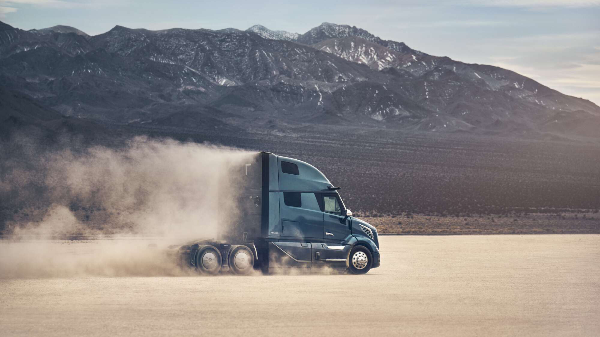 New Volvo Semi Truck Uses Wavy Pistons to Make 1,850 LB-FT of Torque
