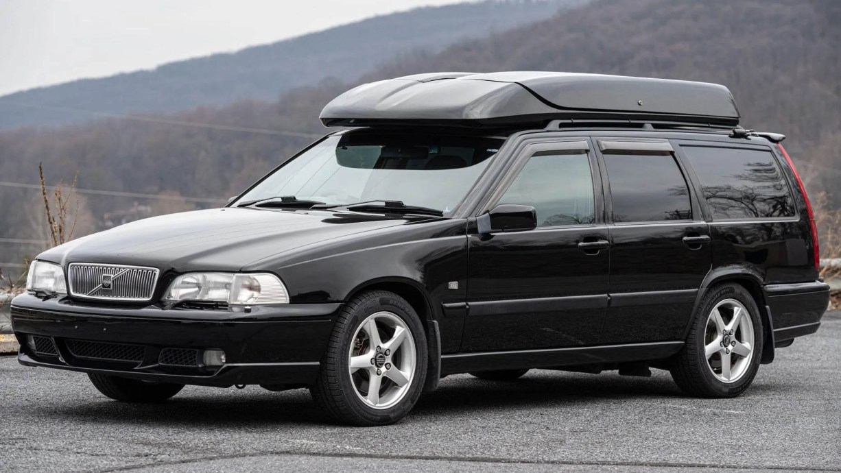 Volvo's First Minivan Is an Electric Living Room on Wheels With Odd ...