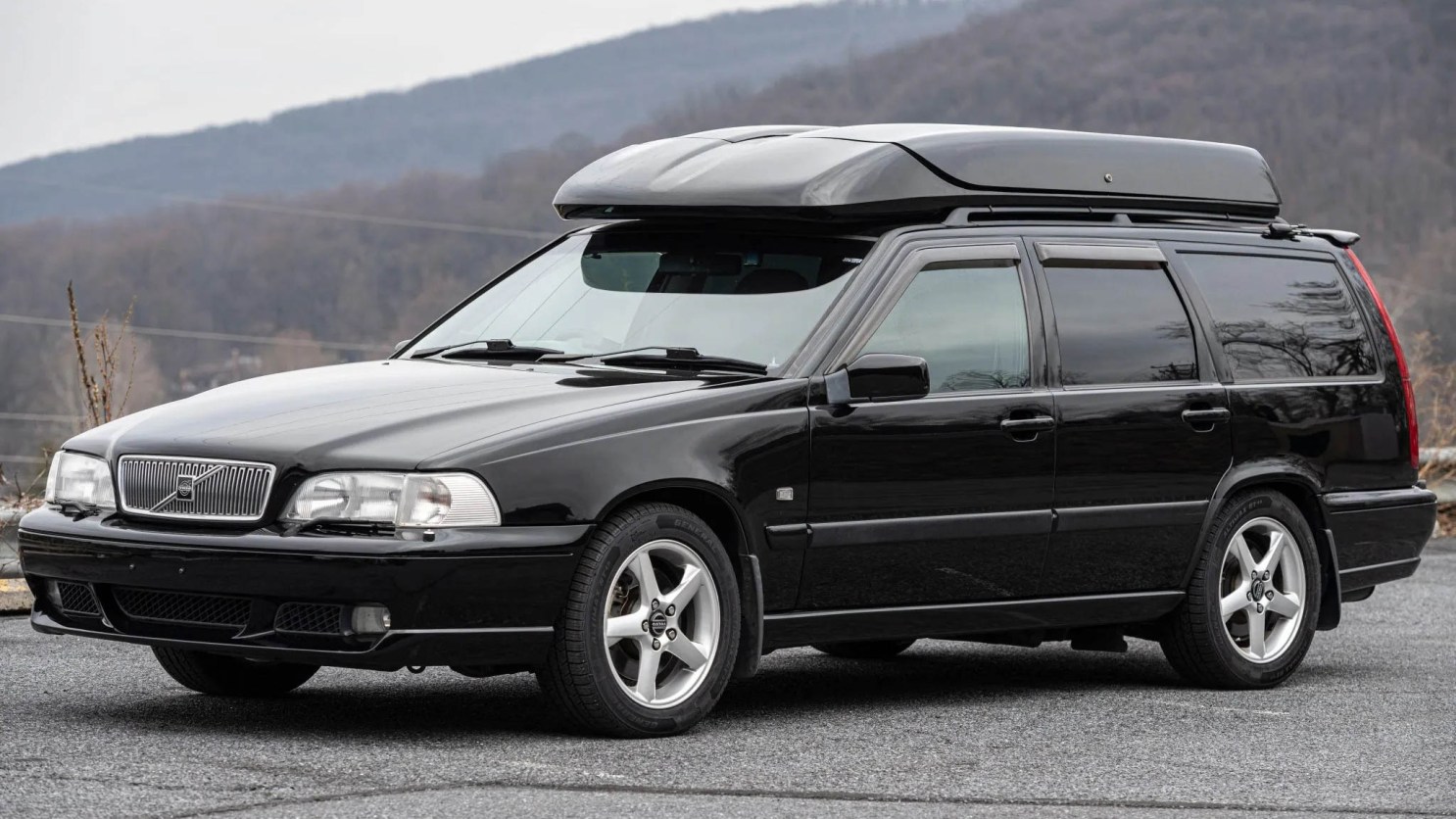 Volvo's First Minivan Is an Electric Living Room on Wheels With Odd ...