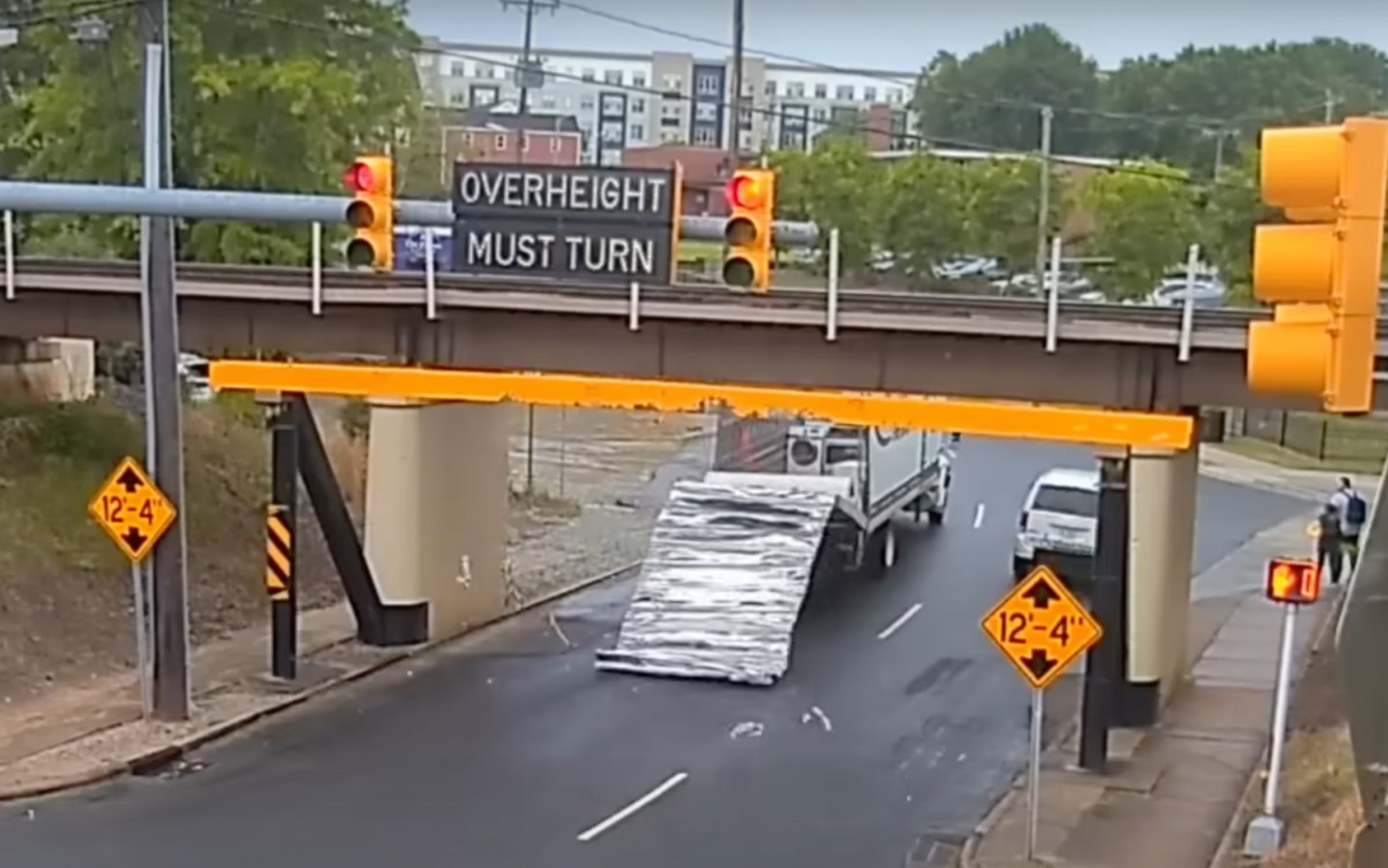 Box Truck's Lid Gets Perfectly Peeled in Oddly Satisfying 11-Foot-8 ...