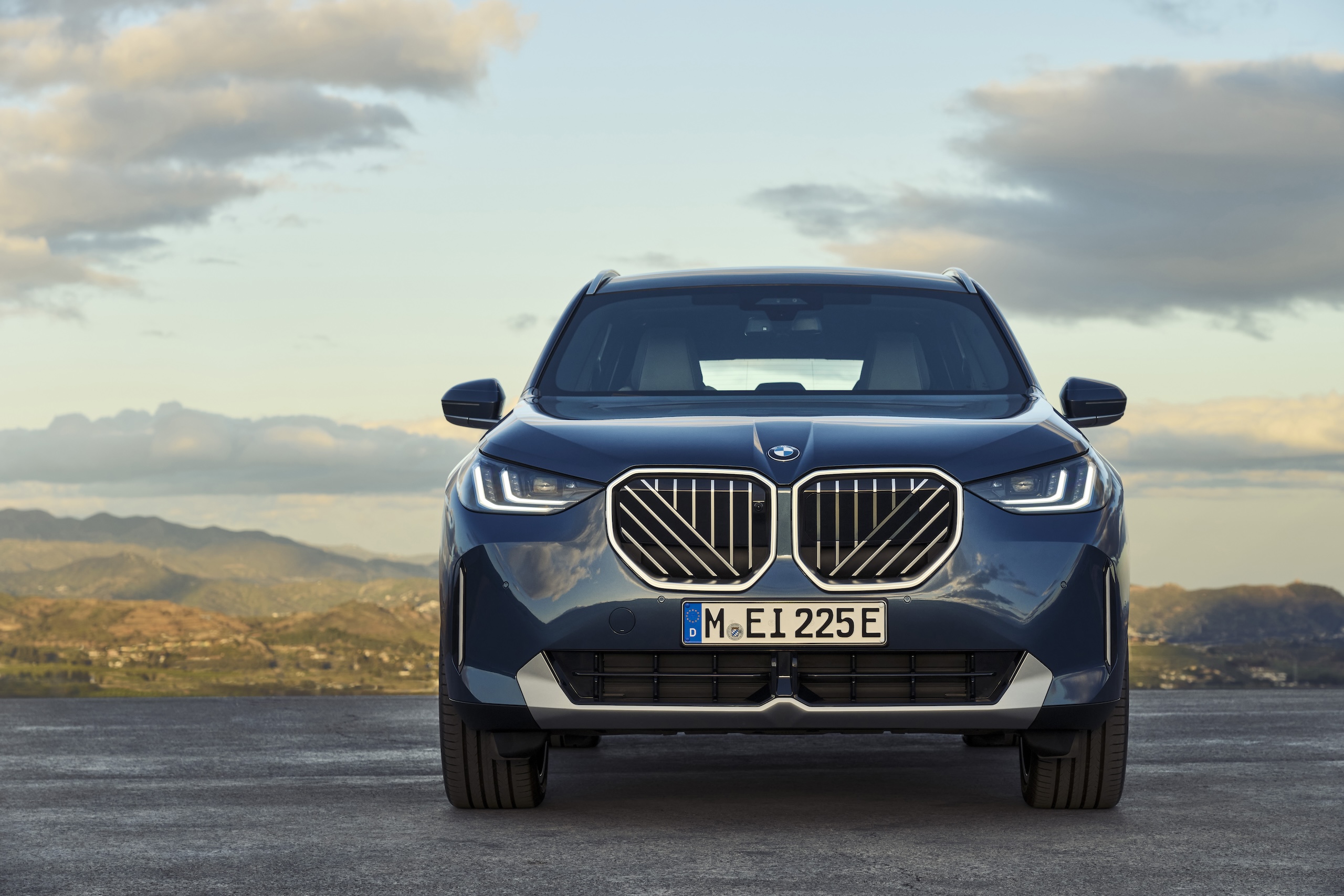 2025 BMW X3: The Kidney Grille Bars Are Diagonal Now