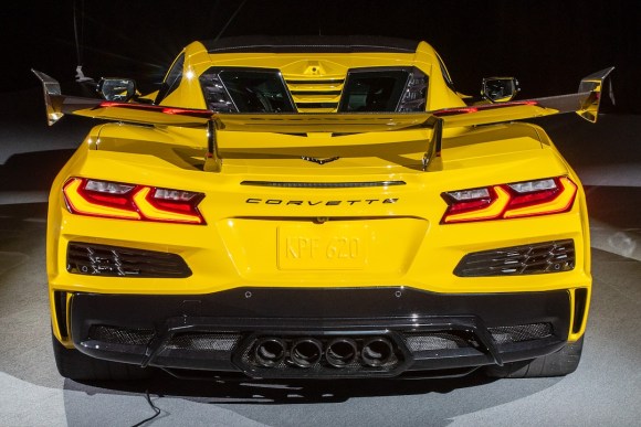 2025 Chevy Corvette ZR1's Split Rear Window Is Designed To Vent 'Mind ...