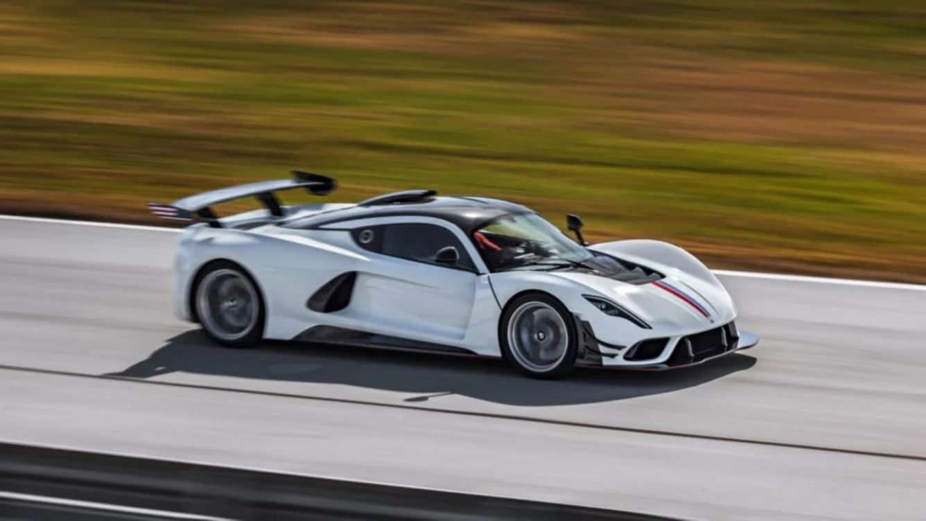 Hennessey Venom F5 Crashes at 250 MPH on Kennedy Space Center Runway