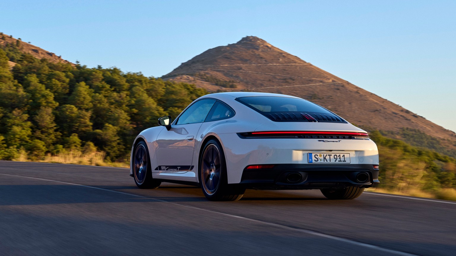 The 2025 Porsche 911 Carrera T Is the Manual-Only Purist's Choice