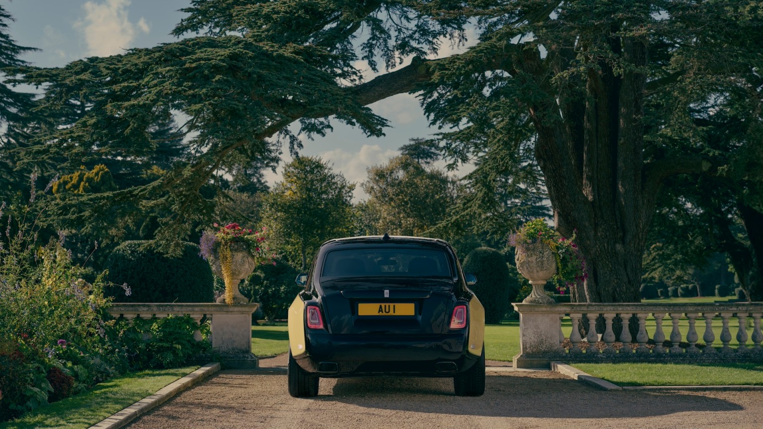 New Rolls-Royce Phantom Goldfinger Is a Mega Bond Tribute for One (1 ...