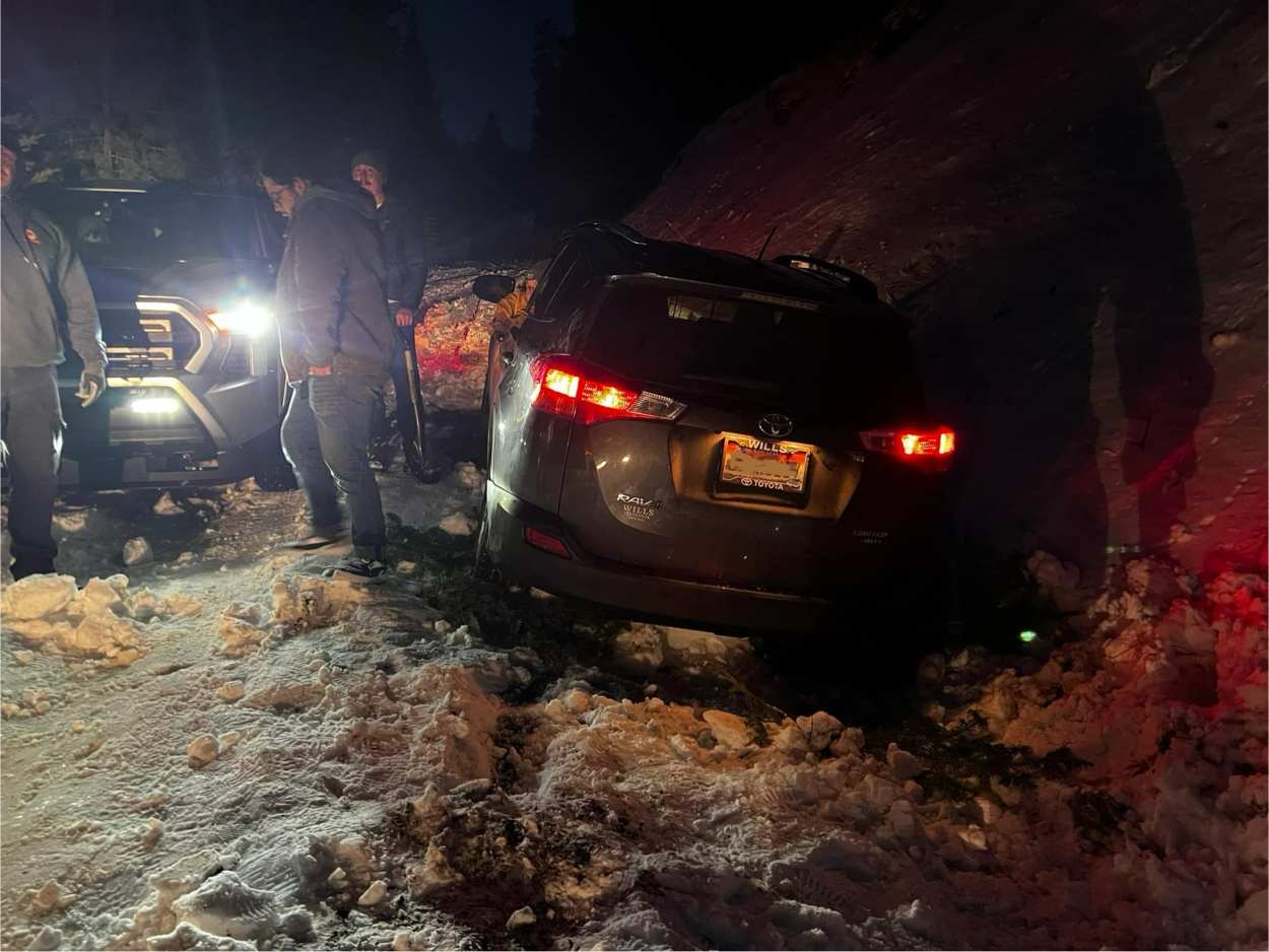 Blindly Following GPS Got 20 Cars Stuck on a Remote Snowy Mountain Road