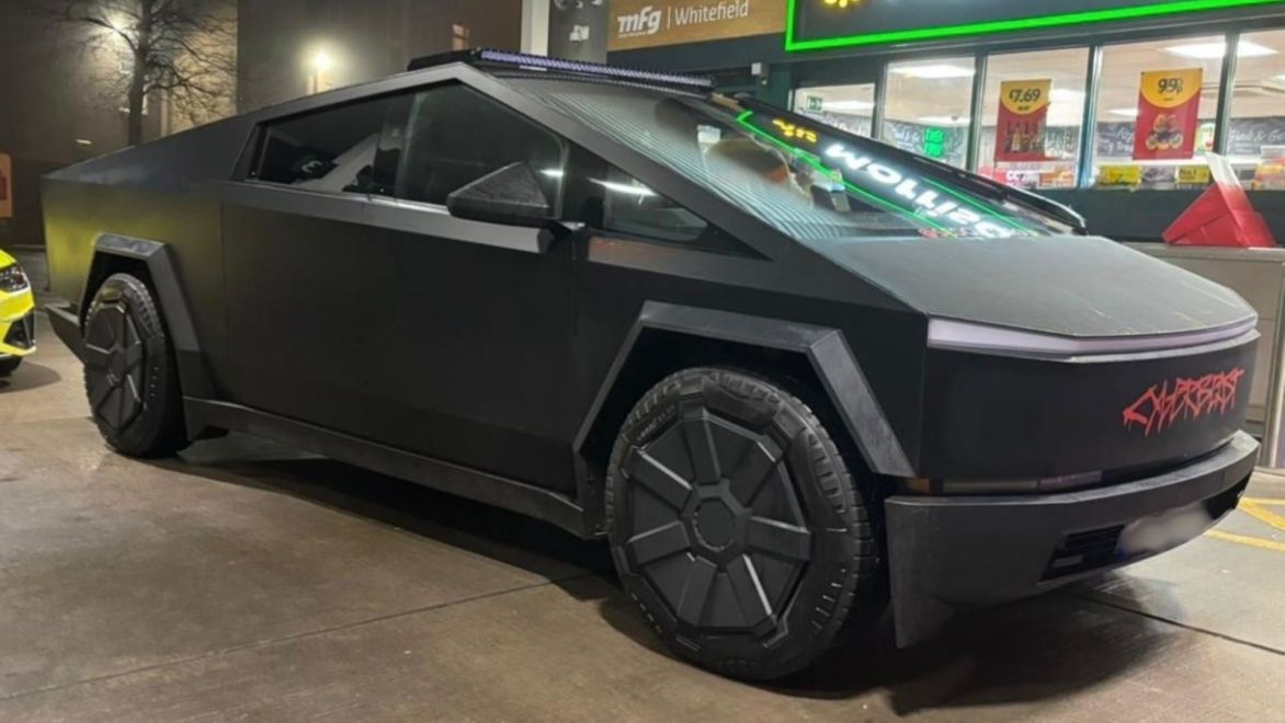 Tesla Cybertruck Drives Itself Into a Pole, Owner Says 'Thank You Tesla'