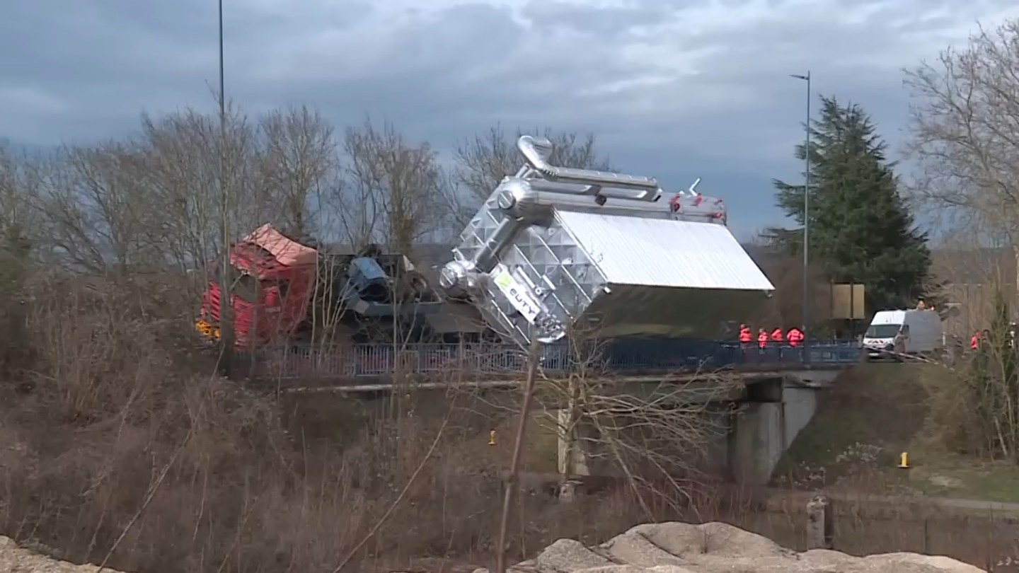 Truck Carrying 182-Ton Oversize Load Tipped Over on a Bridge and Now It ...