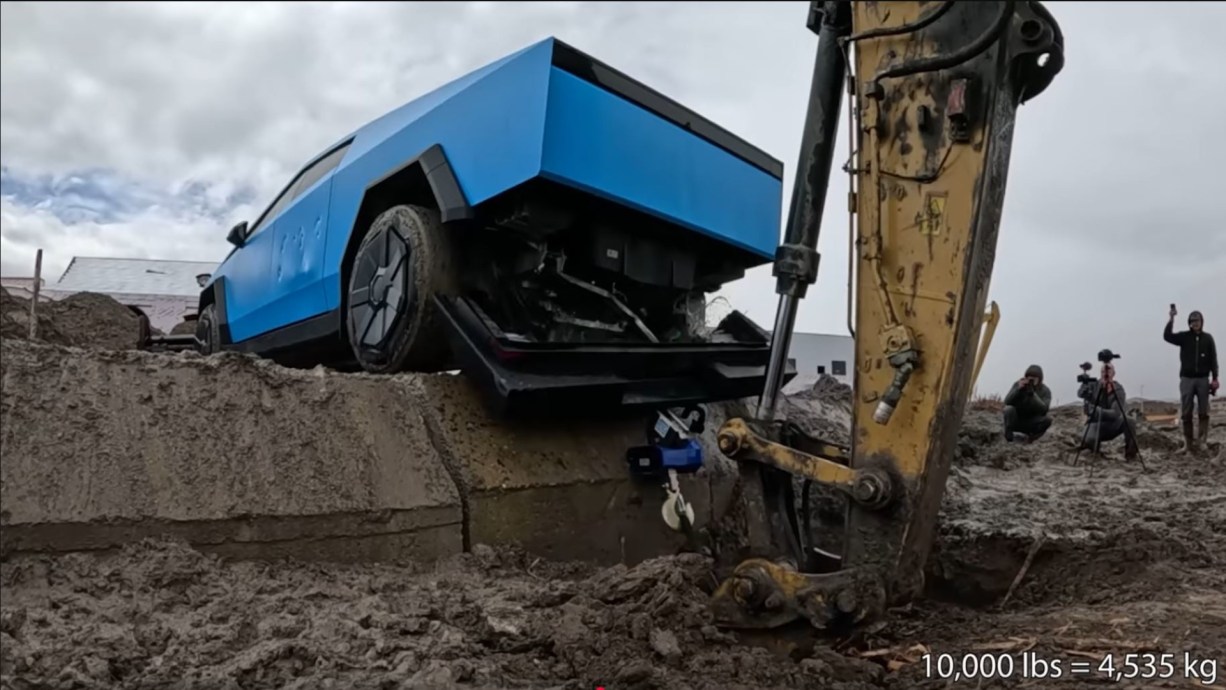 A Tesla Optimus AI ‘Robot’ Refused to Confirm If It’s Actually Running ...