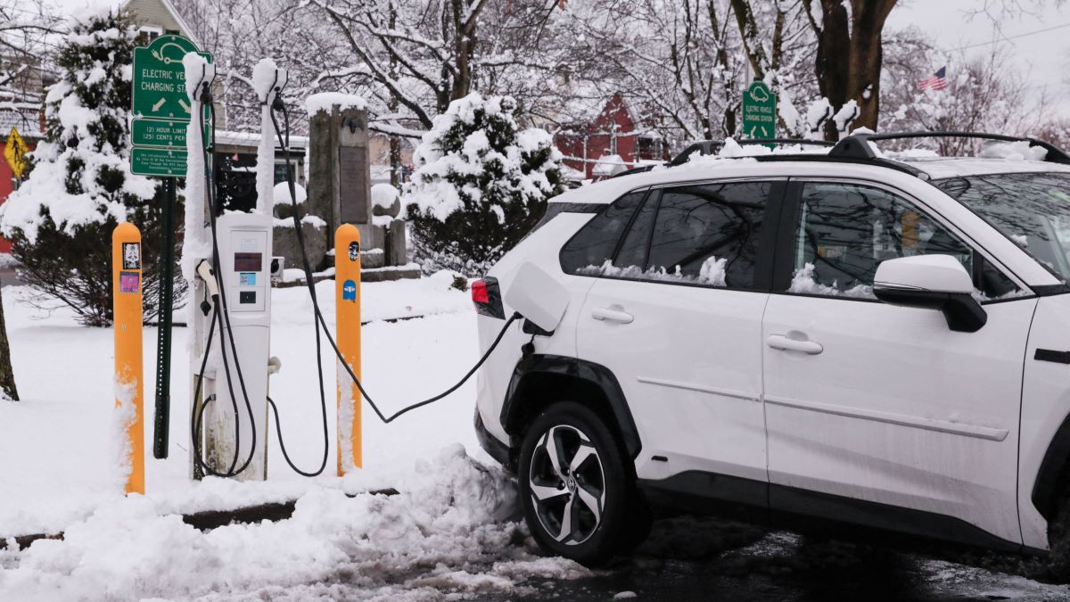 EV Battery Breakthrough Massively Speeds Up Charging Even at Cold Temps