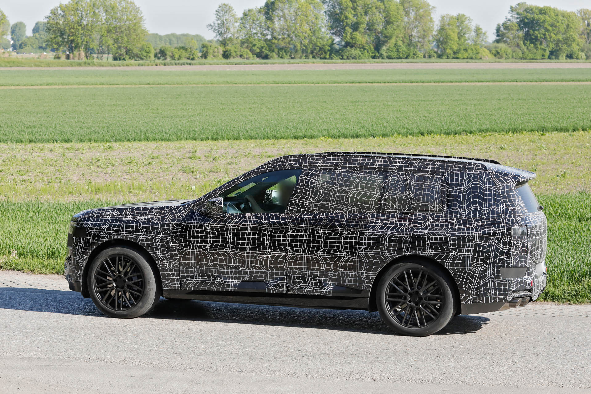 2028 BMW X7 Spied Lacking Futuristic Design