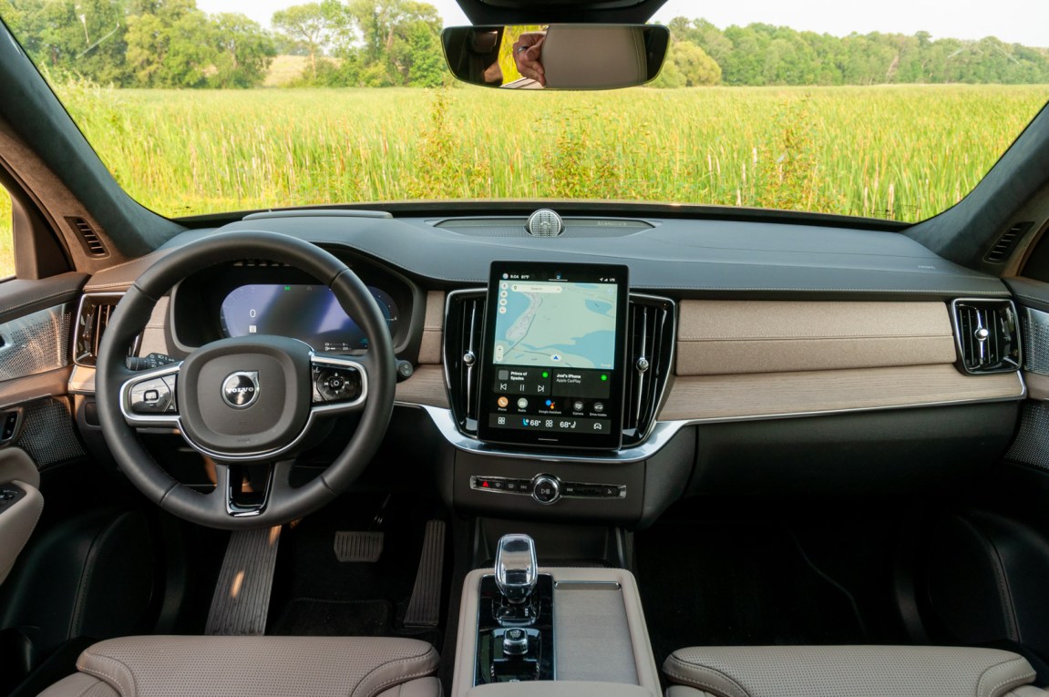 2025.5 Volvo XC90 T8 Review: The Most Elegant Way to Carry a Twin Mattress